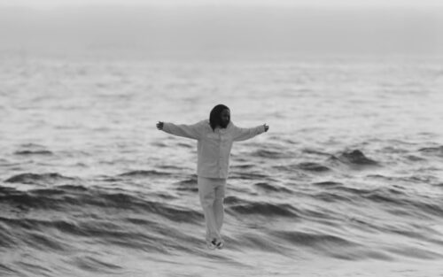 Kendrick Lamar Levitates In 'N95' Video